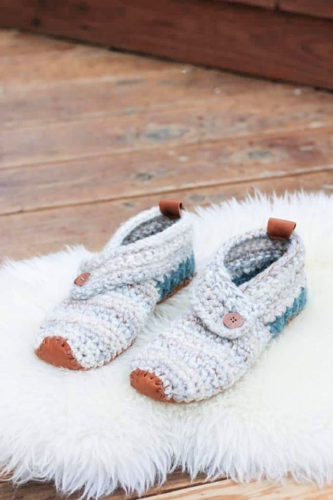 25 Free Crochet Slipper Patterns (Adults & Kids Pattern)