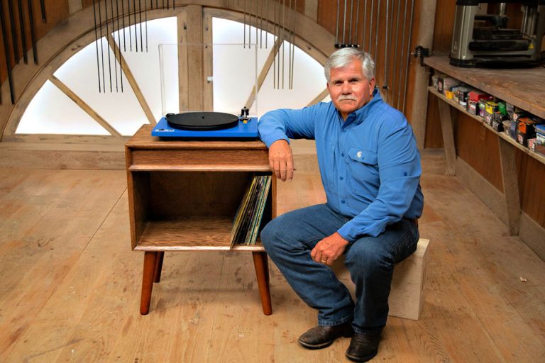 25 Free DIY Record Player Stand Plans